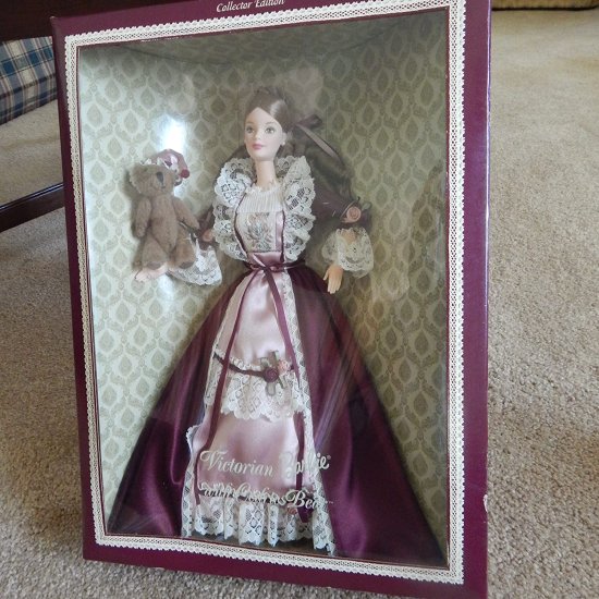 【商品名】Barbie セドリックベアとビクトリア朝のバービーVictorian Barbie with Cedric Bear【商品説明】・Collectible ・Discontinued ・Special Edition ・Barbie