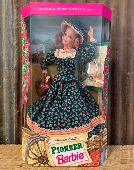 【商品名】Barbie アメリカンストーリーパイオニアバービーとウエスタンプロミスブック。American Stories Pioneer Barbie with Western Promise Book.【商品説明】・New in Box...