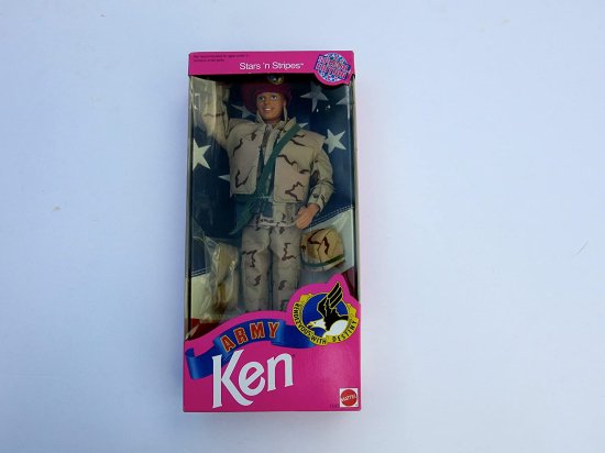 【商品名】Barbie バービー - アーミーケン - スターズnストライプBarbie - Army Ken - Stars 'n Stripes【商品説明】・Collectible ・Discontinued ・Special Edit...