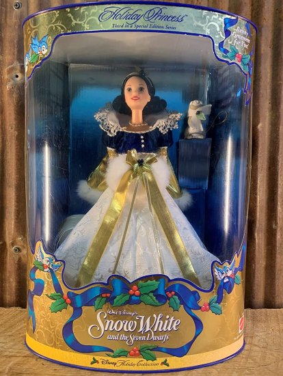 【商品名】Barbie マテル・ディズニーは白雪姫のホリデープリンセスバービーMattel Disneys Snow White Holiday Princess Barbie【商品説明】・Collectible ・Discontinued...