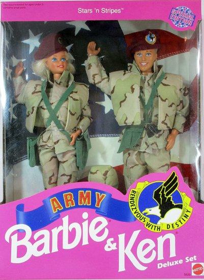 【商品名】Barbie スター 'nストライプアーミーバービー＆ケンデラックスセットStar 'N Stripes ARMY Barbie & Ken Deluxe Set【商品説明】・1992 Ken and Barbie Rendezv...