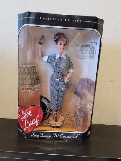 【商品名】Barbie バービー：私はルーシーが大好きです - ルーシーはテレビコマーシャルをしますBarbie: I Love Lucy - Lucy Does a TV Commercial【商品説明】・Collectible ・Dis...