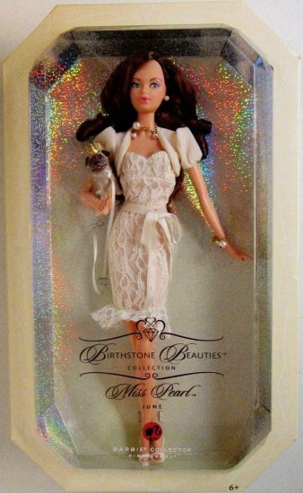 【商品名】Barbie 6月の誕生石バービーJune Birthstone Barbie【商品説明】・June Birthstone Beauty Barbie doll is dressed in a festive lace cockt...