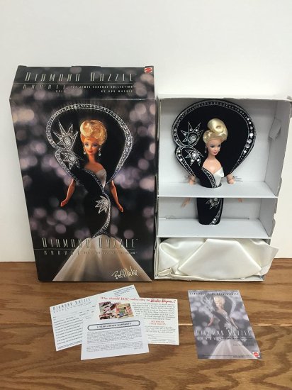 【商品名】Barbie バービーダイヤモンドはジュエルエッセンスコレクションボブマッキードールBarbie Diamond Dazzle The Jewel Essence Collection Bob Mackie Doll【商品説明】・...