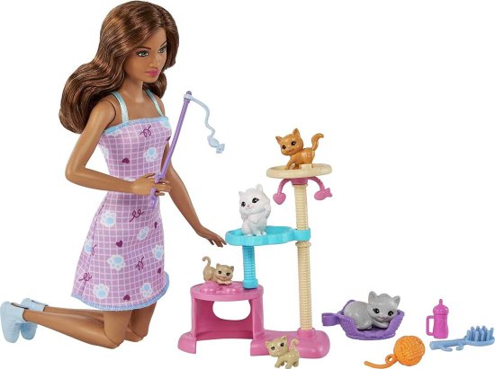 【商品名】Barbie バービーキティコンドドールとペットはバービー人形（ブルネット）、猫1匹、子猫4匹、猫の木とアクセサリー、3歳のおもちゃと一緒にプレイセットをしますBarbie Kitty Condo Doll and Pets Pl...