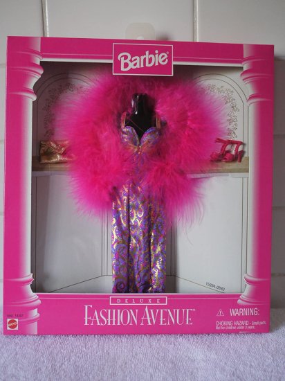 【商品名】Barbie バービーファッションアベニューデラックスバービーフクシア/フクシアボア付きゴールドラメガウン（1996）Barbie Fashion Avenue Deluxe Barbie Fuchsia/Gold Lame Go...