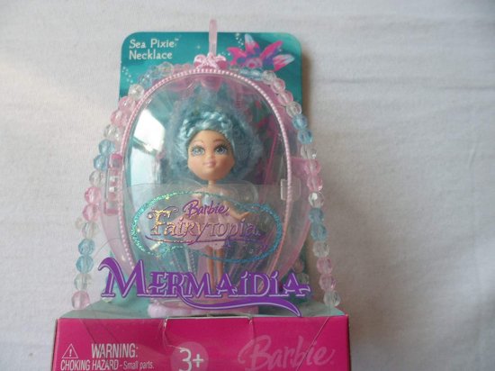 【商品名】Barbie バービーシーピクシーネックレス（青）Barbie Sea Pixie Necklace (Blue)【商品説明】・Barbie Fairytopia Mermaidia is a 2006 Mattel produc...