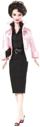 【商品名】Barbie バービーグリースガールリッツォBarbie Grease Girl Rizzo【商品説明】・This Pink Label collectible brings the iconic characters of th...