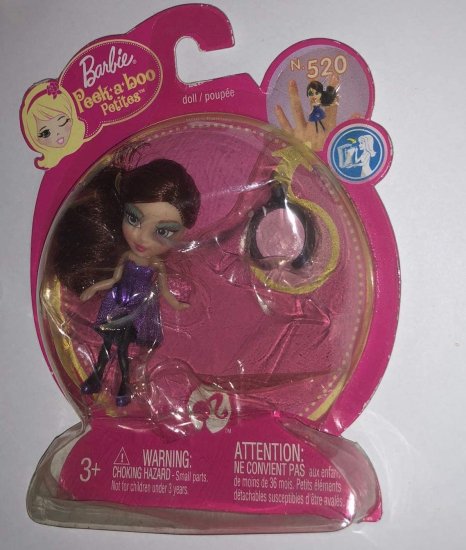 【商品名】Barbie 2008 バービー Peek-A-Boo Petites＃520リング付き紫色のドレス2008 Barbie Peek-A-Boo Petites #520 Purple Dress With Ring【商品説明】・