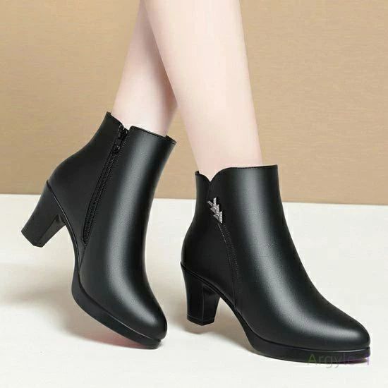 商品説明美脚効果抜群のショートブーツ。太めのヒールで安定感があり、歩きやすい。デイリーに履いていただける一足です。カラーブラック素材スーパーファイバーソール：ラバーソールサイズ22.5cm、23.0cm、23.5cm、24.0cm、24.5...