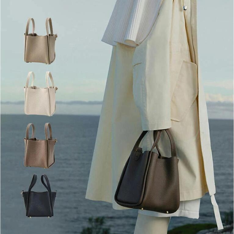 素材 本革生産国 中国サイズ [縦]約20cm×[横]約19cm×[マチ]約17cm×[ショルダー]約85cm※サイズは当店平置き実寸サイズです。実際のサイズと多少の誤差が生じる場合がございます。ご了承ください。重量 約550g注意点 ※カ...