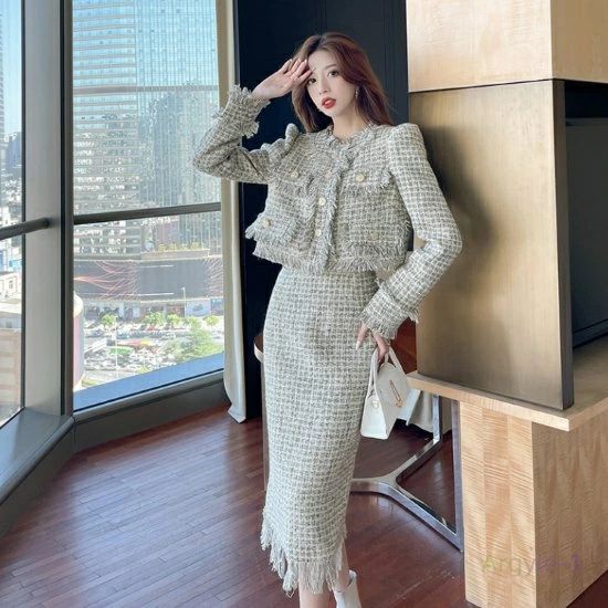 商品説明ショート丈のジャケットとミモレ丈スカートのセットアップ。フリンジデザインがおしゃれ。レトロで上品な雰囲気の一着です。カラーブラック、グレーグリーン素材ナイロンサイズS、M、L、XLSジャケット着丈：42cmバスト：102cm肩幅：3...