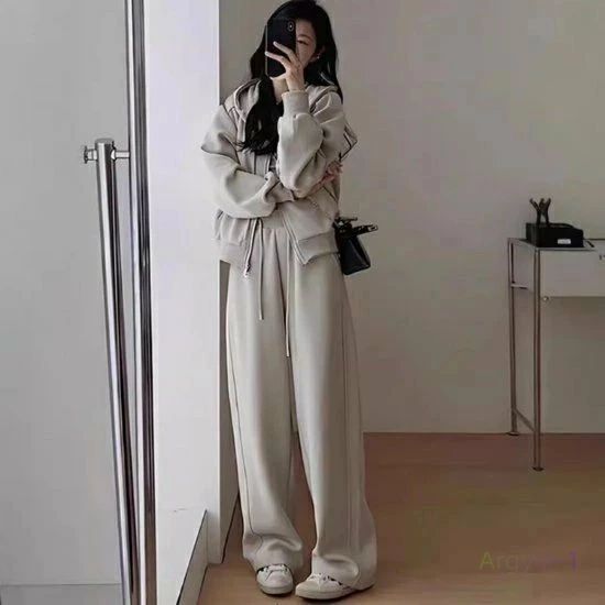 商品説明ジップアップパーカーとロングパンツのセットアップです。ルームウェアとして着ても◎それぞれ単品でも活躍するアイテムです。カラーカーキ、ブラックサイズS、M、L、XL、2XLSトップス着丈：56cmバスト：102cm肩幅：37cm袖丈：...