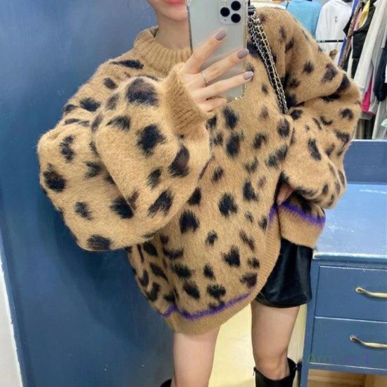 商品説明レオパード柄が目を惹くニットセーター。ゆったりラクに着ていただける一着。コーディネートの主役になるアイテムです。カラーカーキ、ベージュ、ブルー、グリーン素材アクリルサイズワンサイズ着丈：68cmバスト：130cm袖丈：46cm※測り...