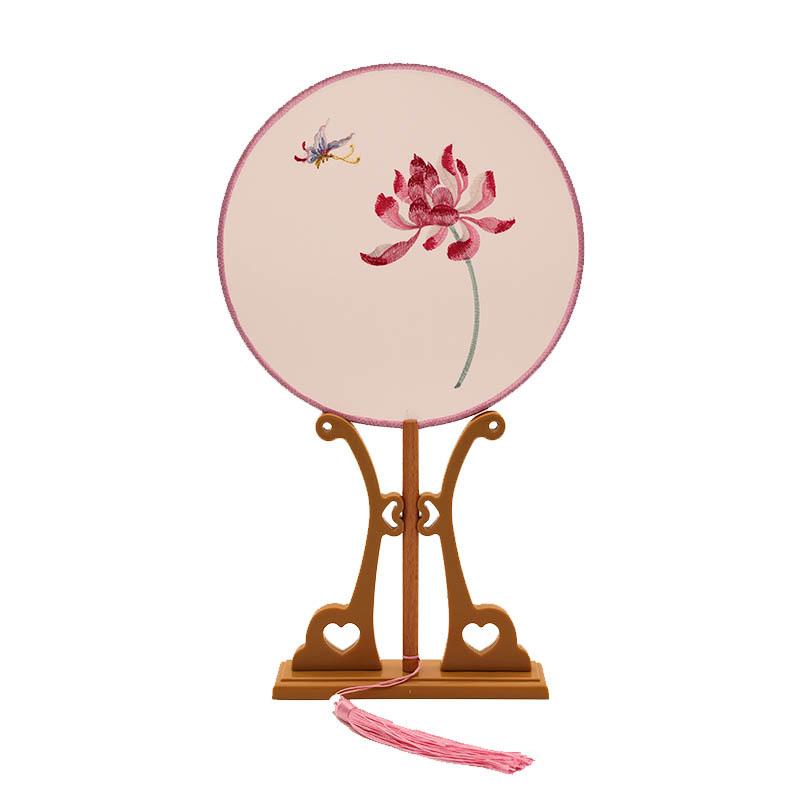 ・カテゴリ: うちわ・素材: 布・サイズ: 20・技法: 刺繍・骨材: 木・スタイル: 中国風・カラー展開: 幽蘭、飛上枝頭、粉杏花、緑杏花、藍竹葉、粉寒梅枝頭、紫玉蘭、紫荷花韻、飛羽、紅荷花韻、黄寒梅枝頭、緑竹葉、緑幽蘭、粉蝶・カテゴリ:...