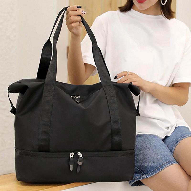 トートタイプジムバッグ【用途に合わせて使える2WAYタイプ】トートバッグ、キャリーオンバッグの2wayでお使いいただけます。ジムバッグやヨガバッグ、非常用バッグなどスポーツ、アウトドア、旅行などの用途から普段使いまで、あらゆる場面でご使用い...