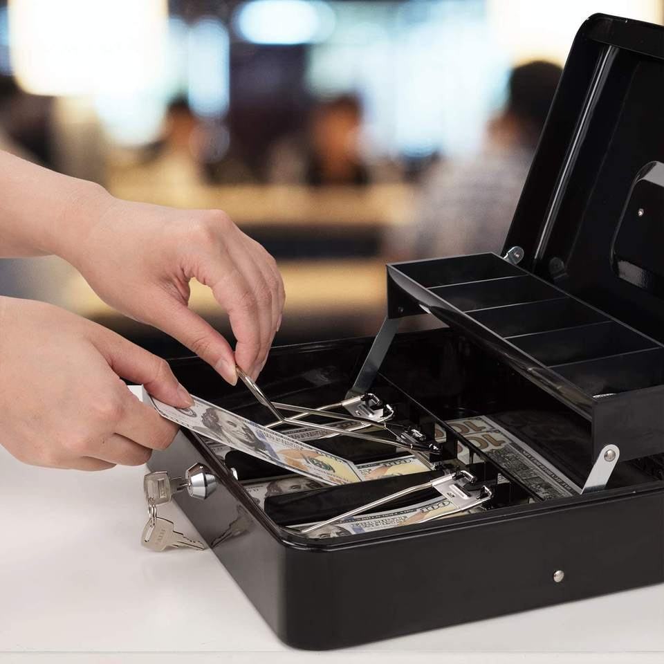 ★本物そっくりの英和辞典型金庫★容量も十分！鍵や印鑑などの貴重品の保管も安心です。●コインカウンタートレーと札入れのダブルトレータイプ。●小銭、お札以外にも、小物収納スペースが充実。●鍵で開錠、ふたを開きます。●取っ手もついて、持ち運びにも...