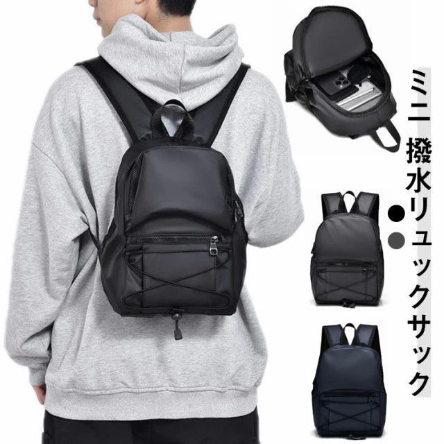 小ぶりながらも程よくマチがあり、ipadやノート、長財布がすっぽりと収まるサイズ感。表面に汚れや水滴をサッと弾く撥水加工済み！普段のお出かけやレジャーなどで活躍。サイドにはペットボトルや折りたたみ傘が入るポケットがあります。正面にも、小物の...