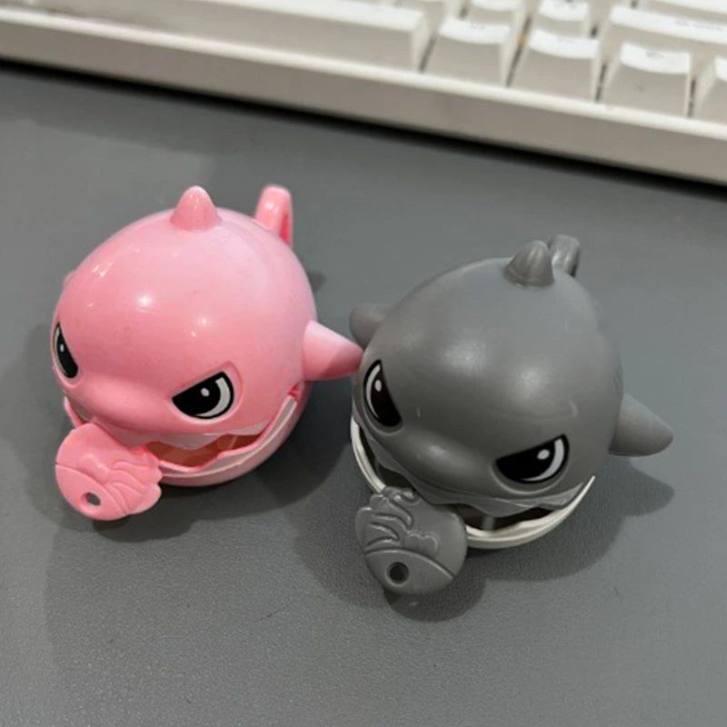 素材：プラスチック 特徴 ■ 厳選された2色 キュートなピンクとグレーで、学生に人気です。 ■ 引っ張りやすい 通勤バッグに引っ掛けておけば、 通勤カードや鍵をサッと取り出せます。 おもちゃとしても使えます。引き紐を引っ張ると、サメ??が自...