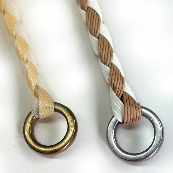 軽量のアクリルにアンティーク塗装を施した外径：約28mmのリングパーツ。 持ち手とバッグのジョイント用やアクセントに。軽くて使いやすいアクリル製リング。 ●外径：約28mm　・内径：約20mm　・厚み：約5mm　2個パック● ◎あらかじめご...