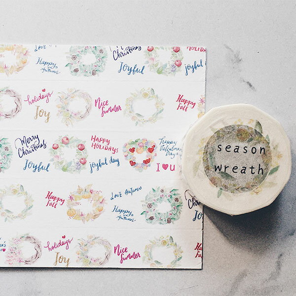 オリジナルのマスキングテープが作れる事で人気の台湾のメーカー「自己印 紙膠帶」のマスキングテープです。 季節をイメージしたリースのイラストが描かれているデザイン。 ●サイズ：幅20mm×10m ※ご利用のネット閲覧環境の違いで実物と色が異な...