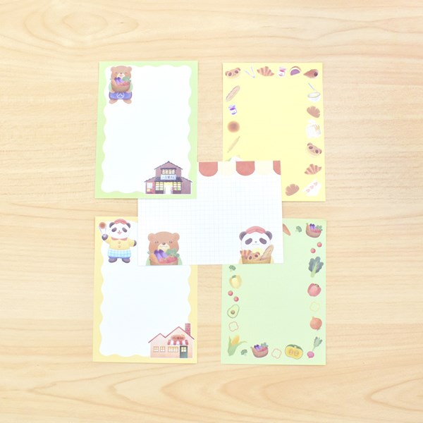 Natsunokaさんデザインのメモ帳。 ちょっとしたお手紙や手帳デコに使えます。 ●サイズ:横75×105mm ●内容:5柄各10枚、計50枚入