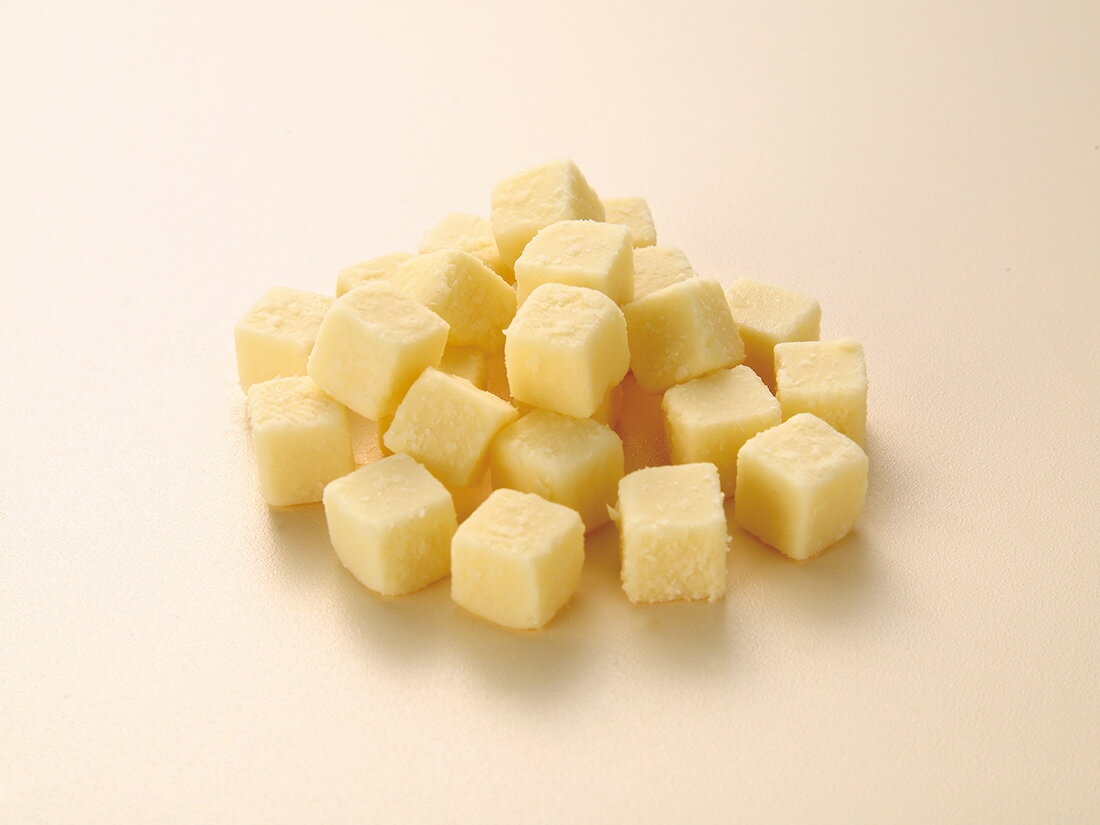 1購入あたりの内容量 ： 1袋［規格］500g［機能・特徴］ダイス形状の植物性チーズ(10mm角目安)。厳選した素材を使用し、クセのないナチュラルチーズのような風味を実現しました。そのままでも加熱してもお召し上がりいただけます。［原産地］日...