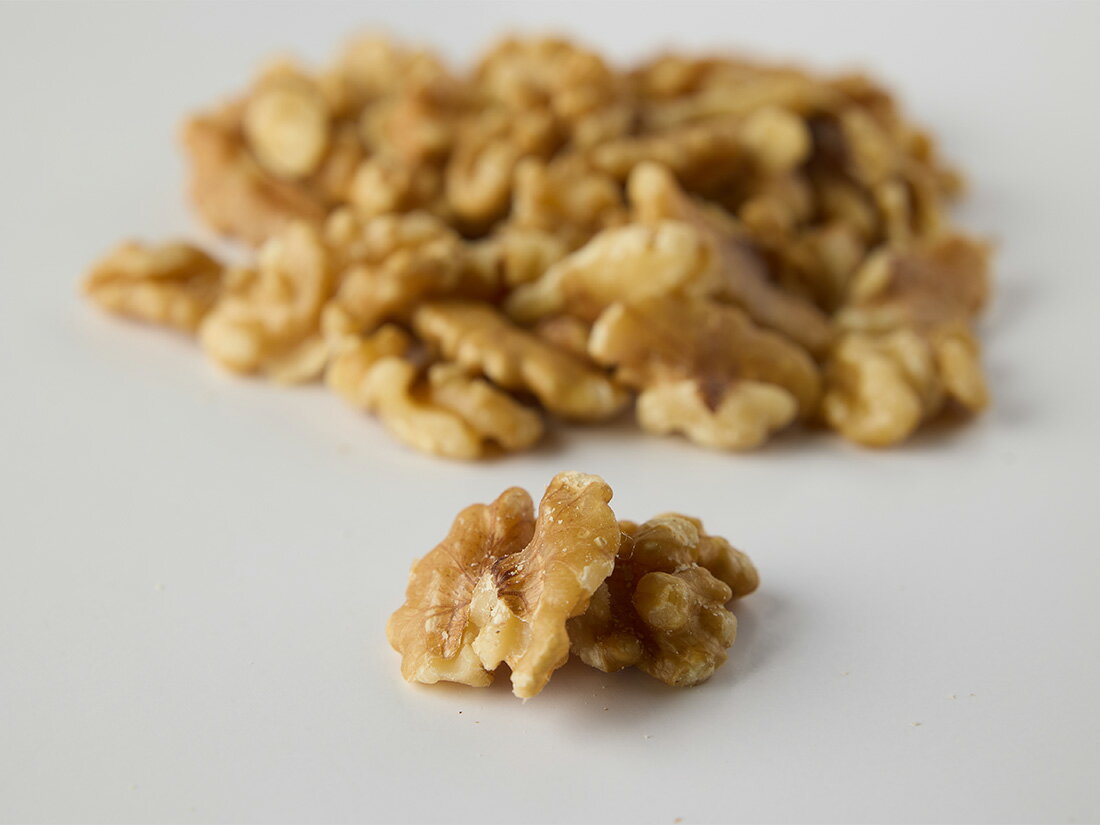 1購入あたりの内容量：1袋　　［容量］300g［機能・特徴］茶褐色・クルミ特有の風味を有し、異味異臭無。製菓材料としてトッピング・生地への練り込み用途として幅広くご使用頂けます。品質面において厳選した産地から原料を買い付け、自社にて加工を行...