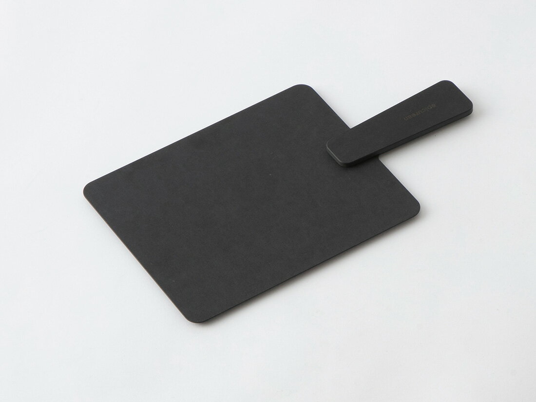 1購入あたりの内容量 ： 1個［規格］229×190mm(全長330mm)　　［サイズ］S［素材］セルロース繊維加工品［機能・特徴］木のような優しい質感で、スタイリッシュなデザインかつ、耐久性に優れたカッティングボードです。表面は非多孔性で...