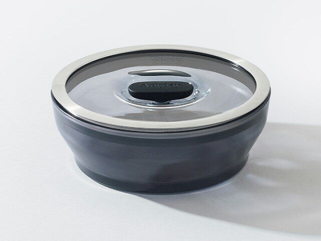 1購入あたりの内容量：1個［規格］直径189×H68mm　　［サイズ］18cm　　［容量］0.71L(適正容量)　　［色］ブラック［機能・特徴］電子レンジで蒸気と水分を保ちながら加熱し、お肉も野菜もおいしく調理◎底面積が広めなので、魚料理に...