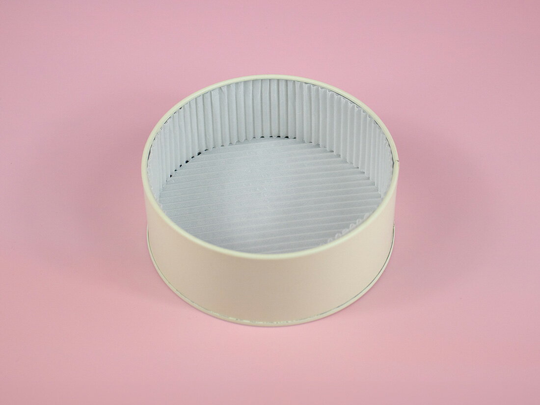 1購入あたりの内容量：5セット［規格］底面:直径123mm 側面:34×395mm　　［色］白［素材］片段グラシン紙［機能・特徴］ボーロ缶専用のグラシン紙です。側面1枚に、ふた・底が2枚付属しています。［原産地］-　　［製造地］日本［外寸］...