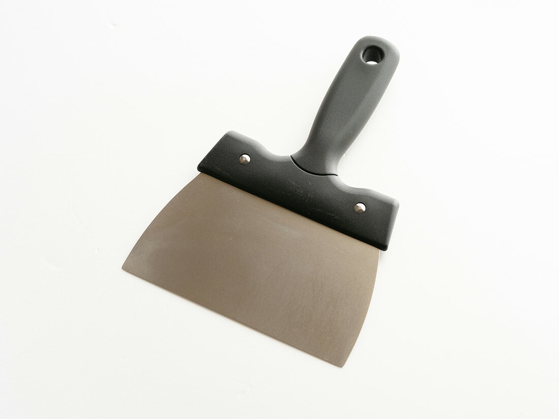 1購入あたりに含まれる内容量 1本［規格］全長220×幅150mm［素材］SUS301＋PP ［機能・特徴］持ち手付きで使いやすいスケッパーです。チョコレートのテンパリング時やスクレーパーとして使えます。高品質のステンレス製で、ほどよくしな...
