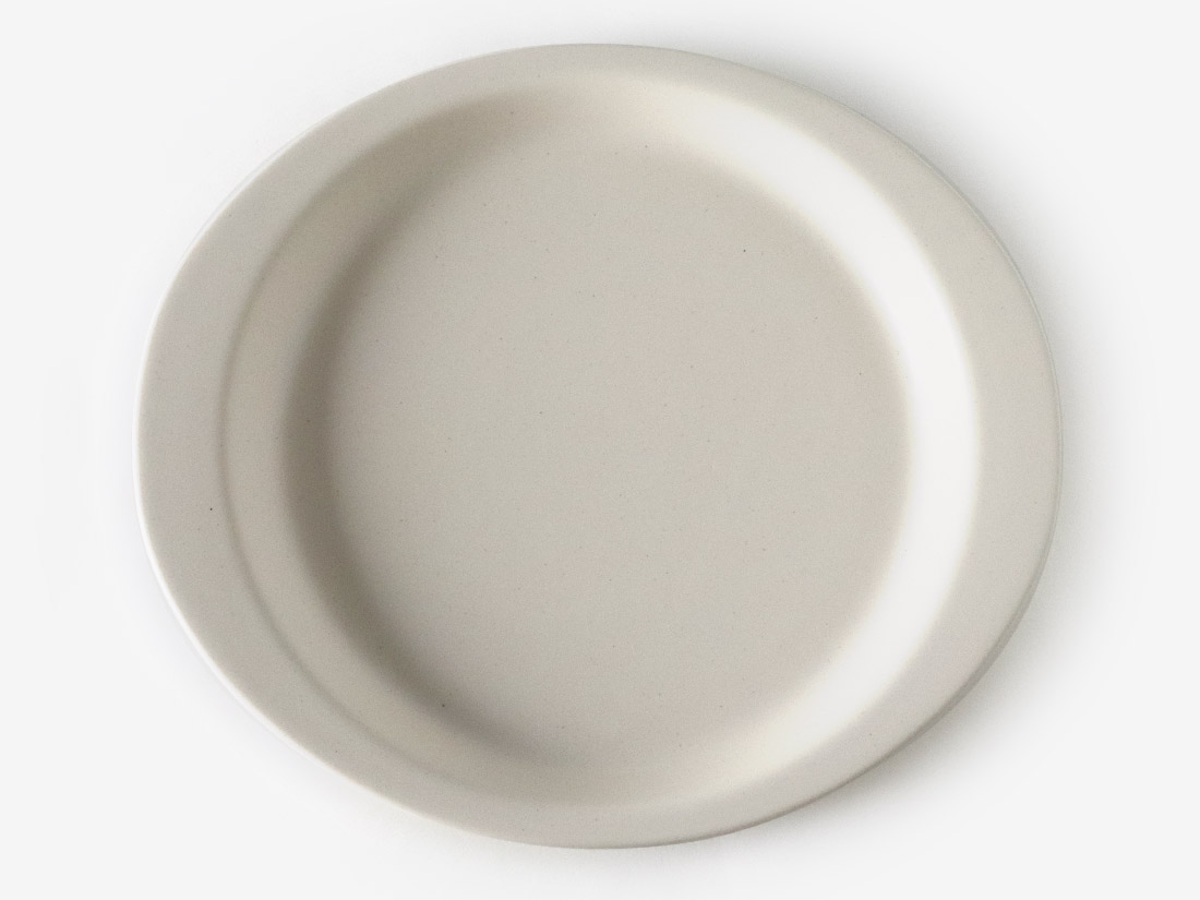 1購入あたりの内容量：1個［規格］265×235×H30mm　［色］白［素材］耐熱陶器［機能・特徴］シンプルなお皿ですが、原料に耐熱性に優れたペタライトを混ぜているので、直火・オーブン・電子レンジにかけることが可能。調理した後そのまま食卓に...