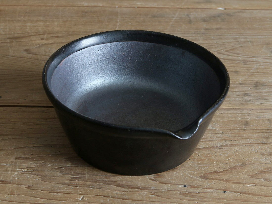 1購入あたりの内容量：1個［規格］直径150×H65mm　［容量］約440ml(8分目表記)　［色］黒［素材］陶器［機能・特徴］溝がないのにしっかり擦れて、素材が詰まることがありません。程よい大きさなので、すりコギを両手で持ってしっかり擦れ...