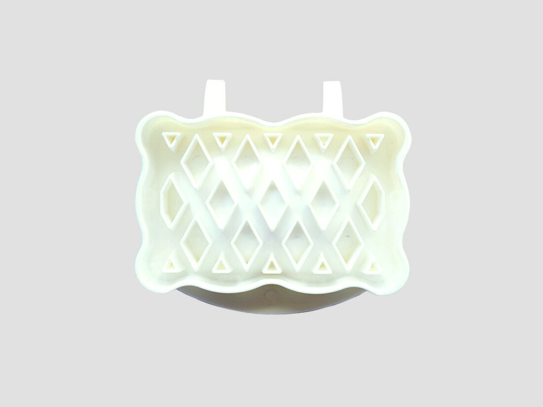 1購入当たりの内容量 ： 1個［規格］104×90×H43mm［素材］ABS［外寸］104×90×H43mm［機能・特徴］練りパイ生地や冷凍パイシートをお好みの具材で、簡単かわいい手のひらサイズのパイが作れる押しパイ型です。