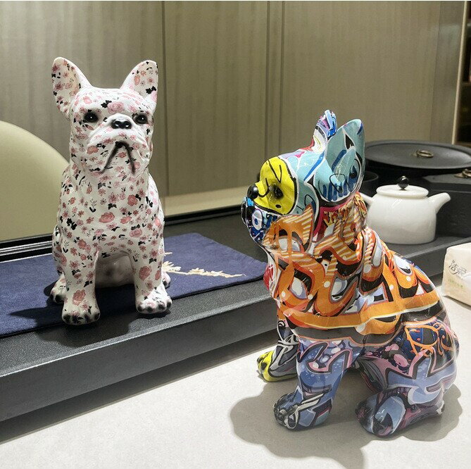 【インテリアアート ブルドッグ オブジェ】 ポップアート風のデザインが特徴のブルドッグオブジェです。カラフルで個性的なデザインが、リビングや玄関をスタイリッシュに彩ります。 商品特徴: ポップアートデザイン: 鮮やかな色使いで、インテリアの...