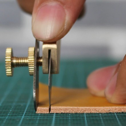 レザークラフトに欠かせない定番ツール「革漉きカッター」。本商品は、切れ味鋭いステンレス製の刃とハンドルを採用した、耐久性抜群のフルメタル仕様モデルです。 ■製品特徴 高硬度ステンレス製ブレード：厚革・薄革問わずスムーズなカットが可能。 オー...