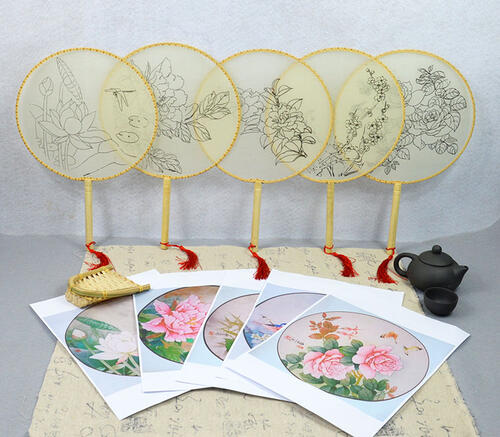 下絵が付いているシルク製のうちわです。 カラー見本が付いていますので初めての方でも簡単に色付け体験が楽しめます。 またお好みのカラーで塗ればあなただけのオリジナル作品に。 ※絵の具は付属していません。 生産国:中国 内容量:下絵付きうちわ1...