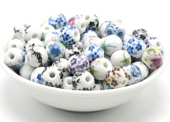 中国、景徳鎮のセラミックビーズです。 中国結び、ブレスレット、セーターチェーン、イヤリングなどのパーツとしてご利用頂けます。 手作りですので少しぱらつきが御座います。 生産：景徳鎮 材質：セラミック 内容量：50個（アソート） サイズ：12...