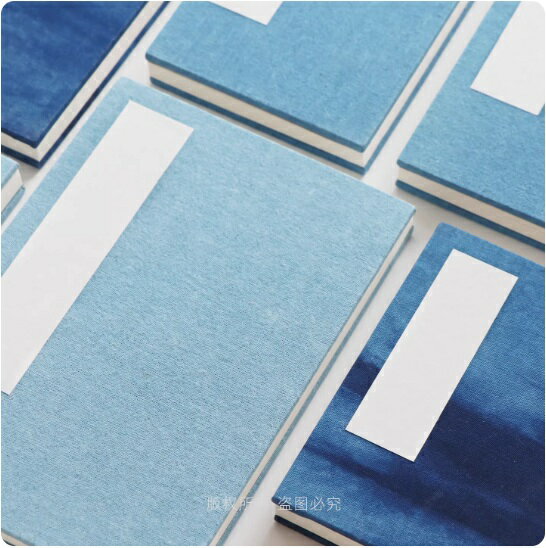 上質の手作り宣紙(画仙紙) 、二層造り、表紙錦布のハードカバー、色は一冊ずつ微妙に違います。 寺院や神社の御朱印帳としてもご利用頂けます。 書道教室の先生のお手本や臨書作品またはちょっとした小さな水墨画にもお勧めします。野外の水彩スケッチな...