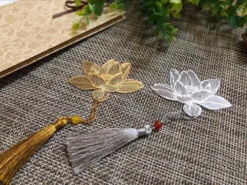 中国古典風、透かし彫り細工のしおりです。 精巧に作られた金属製（銅製）のしおりです。 化粧箱付きなので贈り物はもちろん、ご自身へのご褒美にもどうぞ。 中国製 言語:中国語(簡体) 化粧箱サイズ：約11.0 x 7.0 x 2.5cm 商品サ...