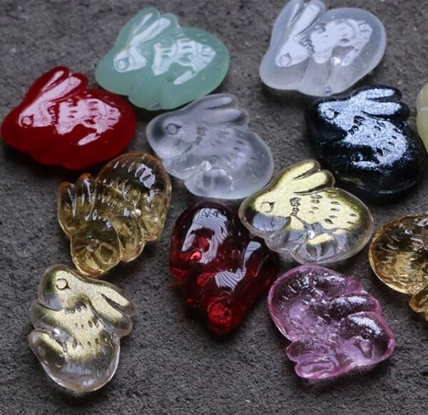 可愛いウサギのクリスタルペンダントです。 製造：中国 材質: ガラス 内容量：1個 サイズ:15.0 x 18.0mm 発送方法：メール便 ※輸入商品です。 出版(製造)年が古いものにつきましては中古品では無いものの経年劣化が見られる場合が...