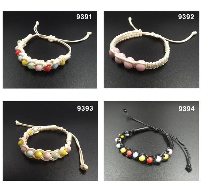 中国陶器有名な町、景徳鎮から生まれたおしゃれで優雅な陶器ブレスレットです。カラフルな陶器玉を手作りで編んだブレスレットです。 ★同梱により送料が安くなりますのでまとめ買いにお勧めします。 長さ:調節結び付き 送料:200円（弊社指定便） ★...