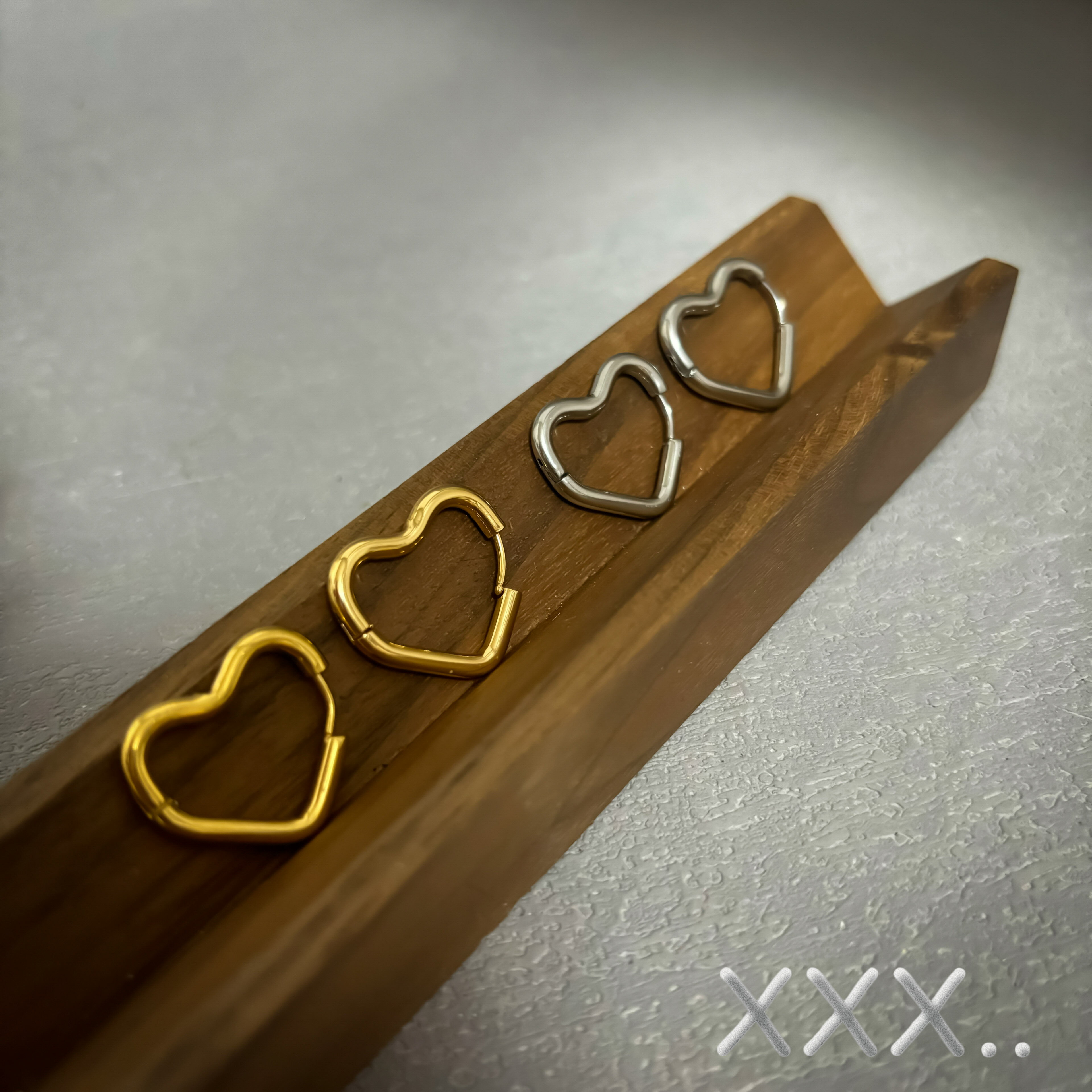 商品情報素材サージカルステンレス（k18コーティング）サイズ縦×横:20mm×22mmピアス幅:2.5mmポスト約0.9mmポスト長さ6mm（閉じた時）※このピアスはポストが太く短いため、耳の形状によっては使用できない場合がございます。福耳...