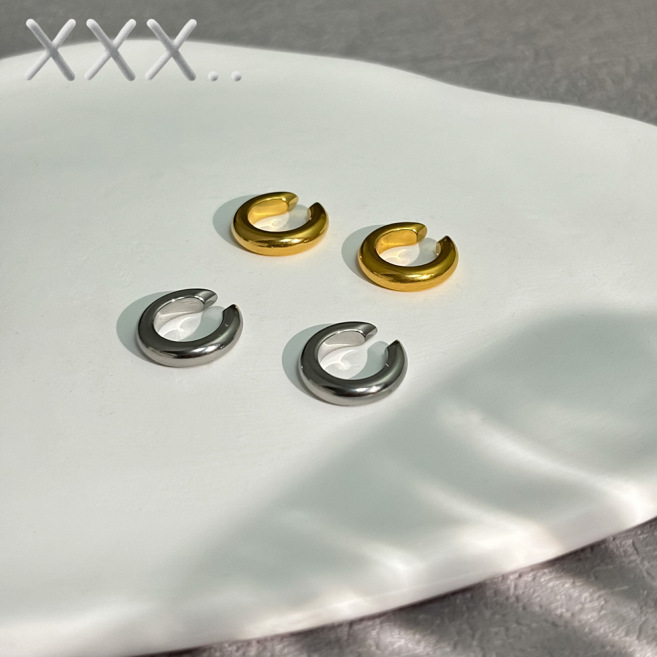 商品情報素材サージカルステンレス（k18コーティング）サイズ直径13mm、厚み3mm、開口5mm重さ片耳1.7gカラーシルバー、ゴールド注意事項▲こちらは片耳の販売となっております◆素材・品質について ステンレス素材は錆びにくく高い耐久性が...