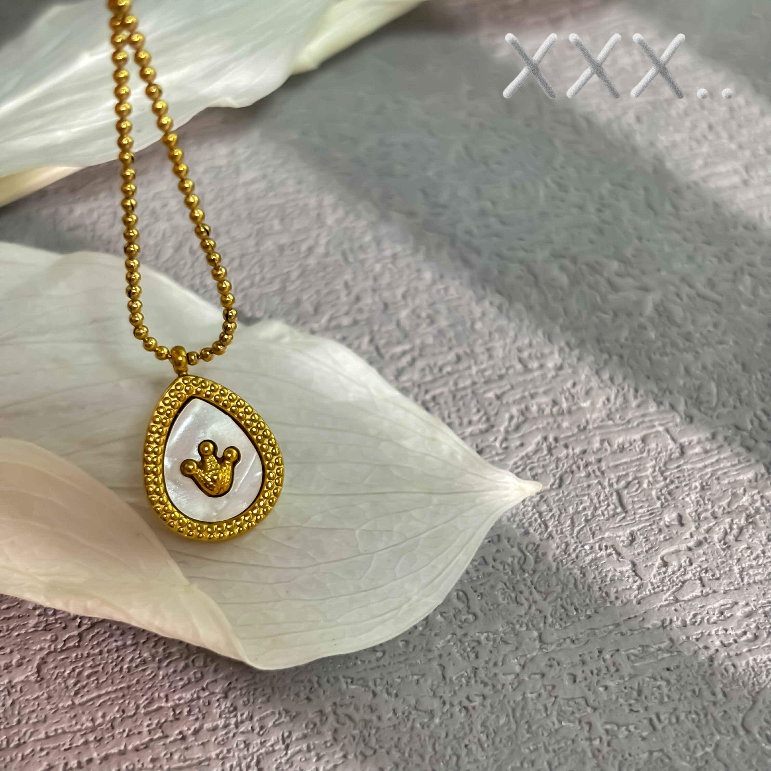 商品情報素材サージカルステンレス（k18コーティング）シェルサイズチェーン40cm+アジャスター4.5cm長さ調節可能モチーフ縦14.5mm 横11.5mm幅2mm重さ3.6gカラーゴールド注意事項◆素材・品質について ステンレス素材は錆び...