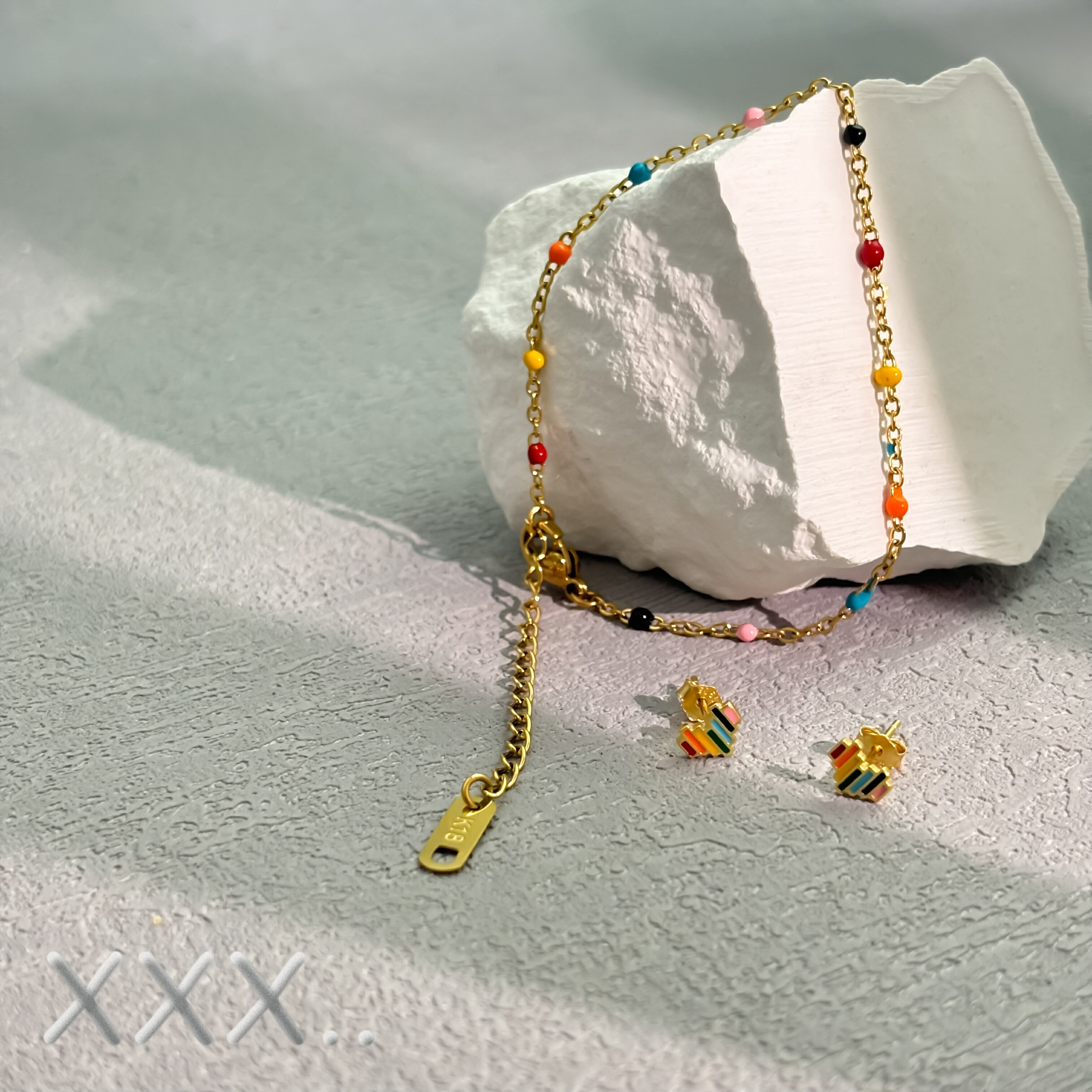 商品情報素材サージカルステンレス（k18コーティング）カラフルビーズサイズチェーン15cmアジャスター5cmカラーゴールド注意事項●人工，合成石は製造過程で個々に色のばらつきが生じる場合がございます。予めご了承くださいますようお願いいたしま...