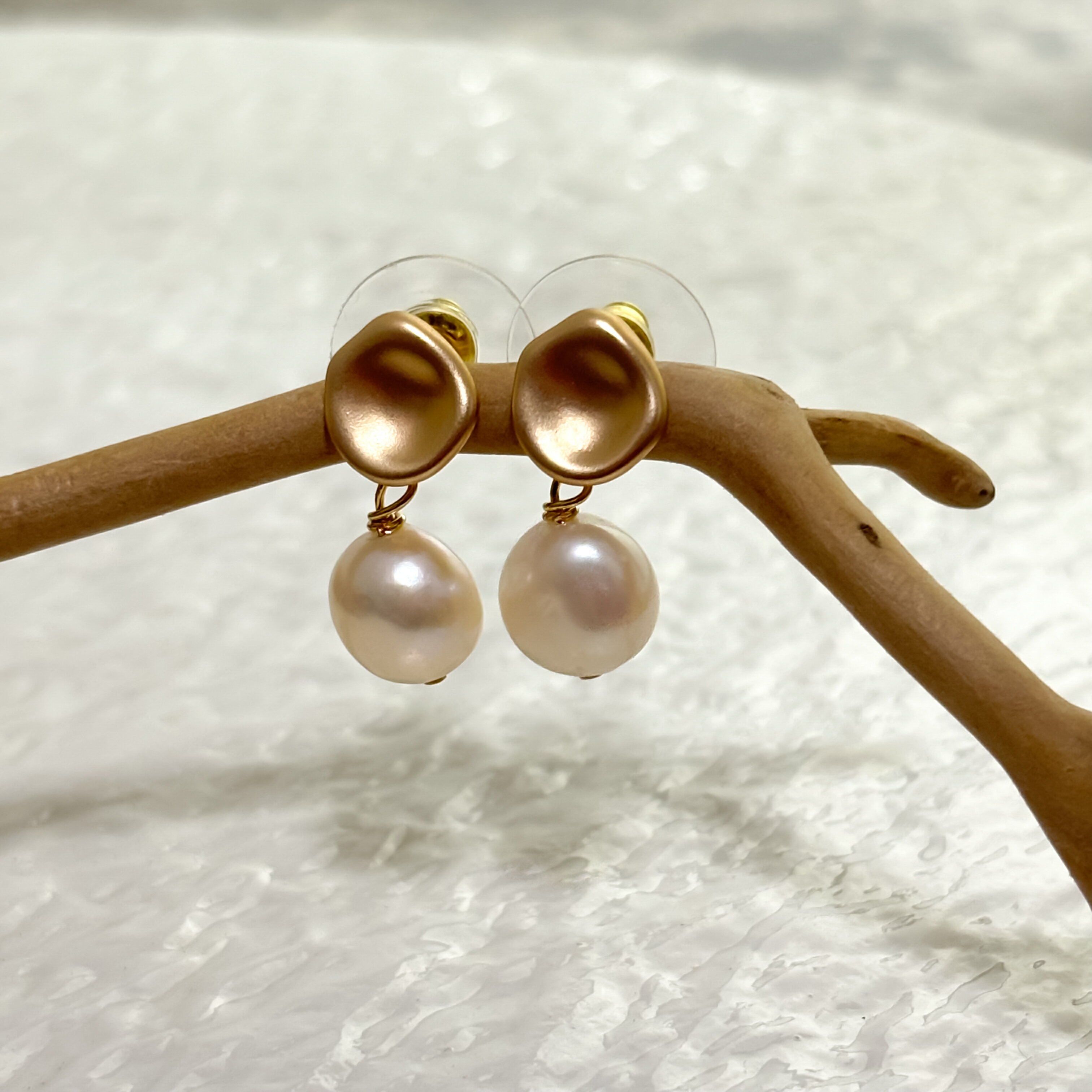 商品情報素材合金（ニッケルフリー低アレルギー素材）ポスト部分シルバー925淡水パール（淡水パールは一つ一つ形状がことなります）サイズ/カラー縦21.2mm 幅9.8mm（最大部）ゴールド注意事項●淡水パールについて天然素材のため、一つ一つの...