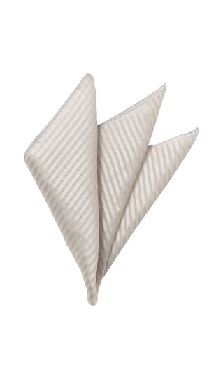 【商品のお届け日数について】当店の注文確認メールより、3日〜8日で商品を発送します。 （商品のお直しがある場合は、6日〜8日）商品のお届けは、発送後1日〜3日後の到着となります。 【商品詳細】スーツスタイルやパーティースタイルを彩るのに欠か...