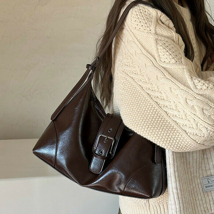 素材合成皮革生産国中国サイズ[縦]約21cm×[横]約33cm×[マチ]約9.5cm×[ショルダー長さ]約70/98cmサイズは当店平置き実寸サイズです。実際のサイズと多少の誤差が生じる場合がございます。ご了承ください。重量約370g注意点...